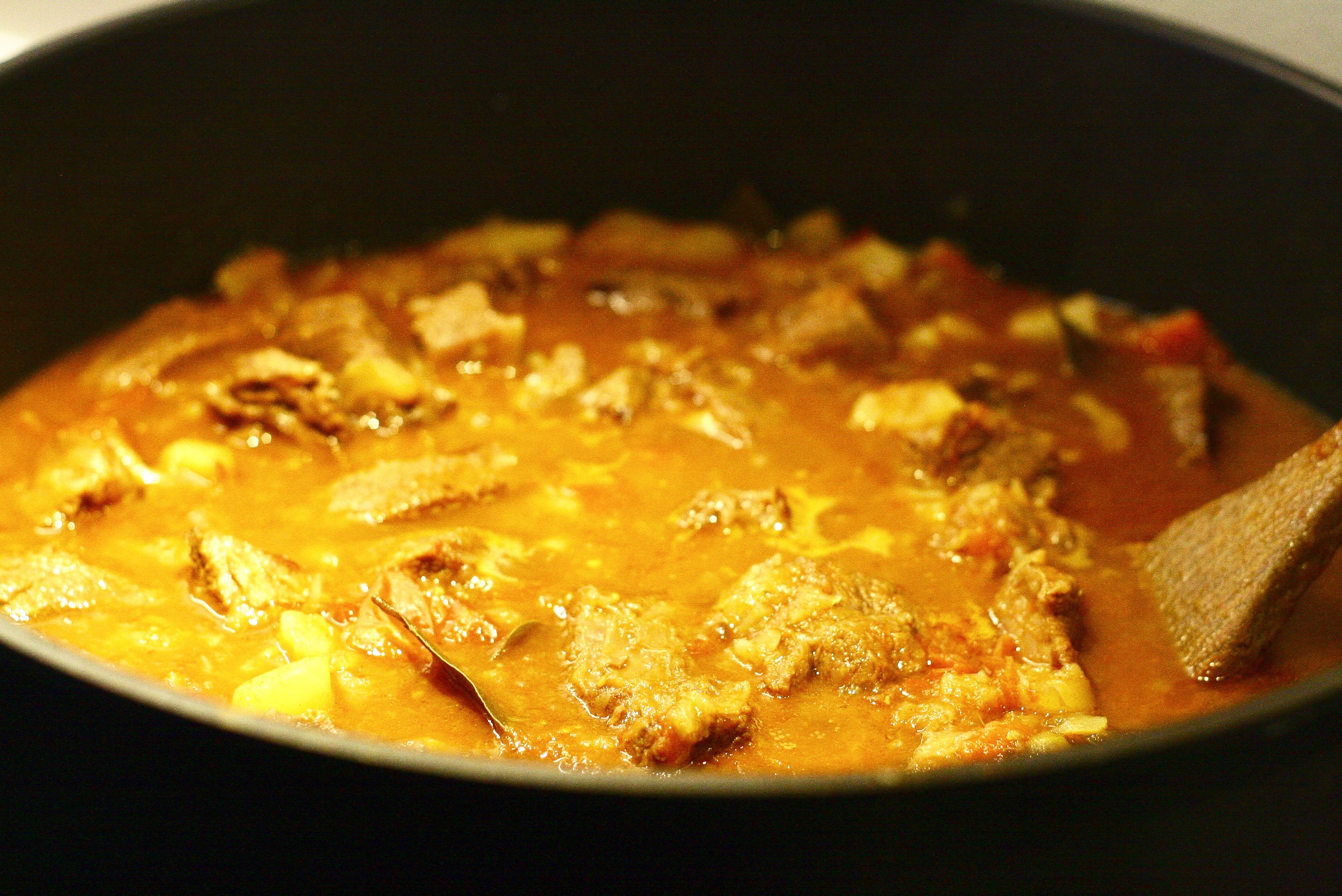 Den sorte gryde med stout, oksebov og jordskokker – Ravfood