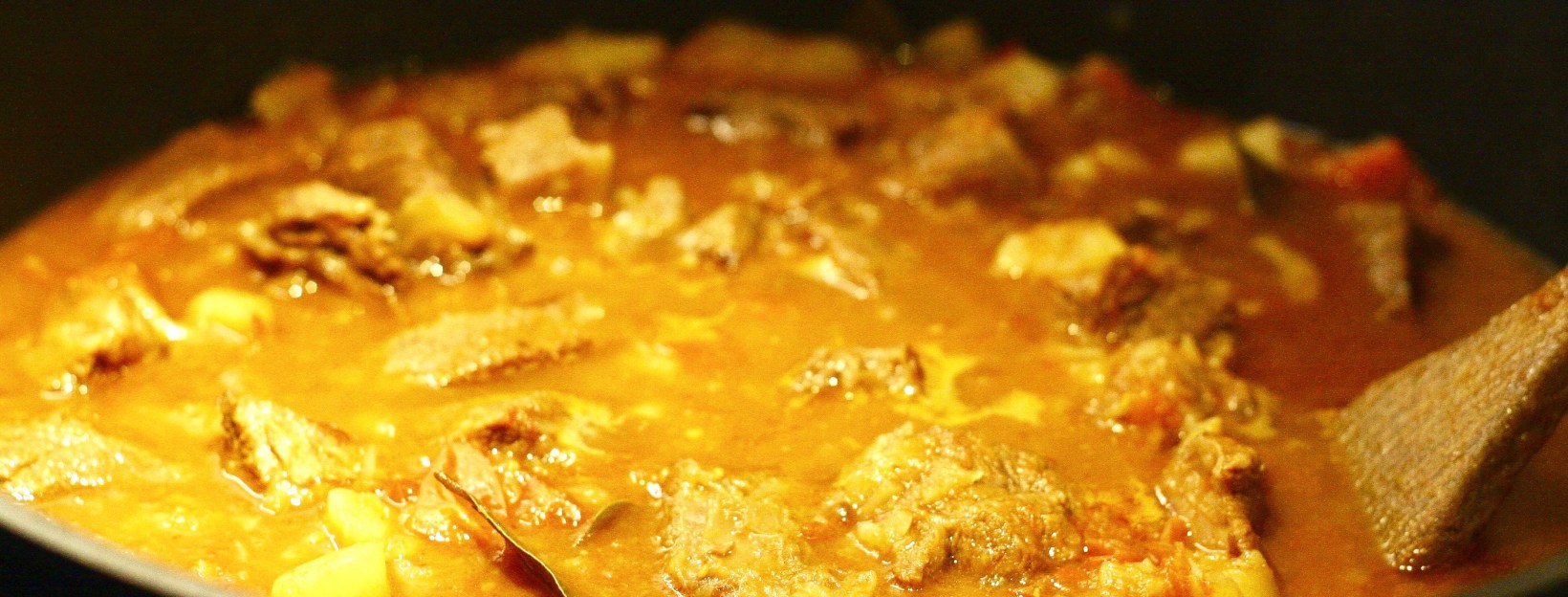 Den sorte gryde med stout, oksebov og jordskokker – Ravfood